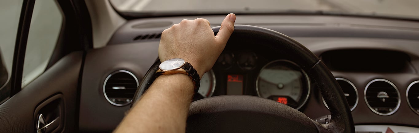 Razones por las que vibra un timón de carro